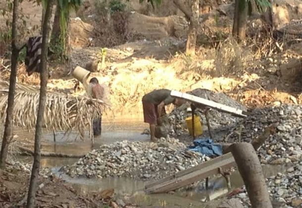 Venezuelan gold strike prompts invasion by 3,000 miners, military raid