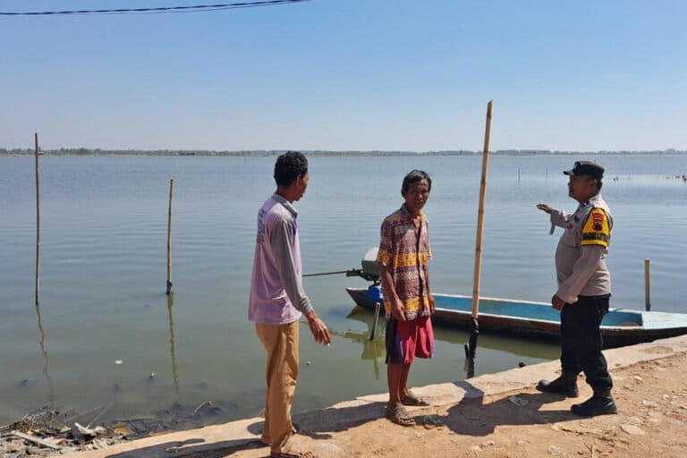 Java’s crumbling coastline and rising tide swamp jasmine flower trade