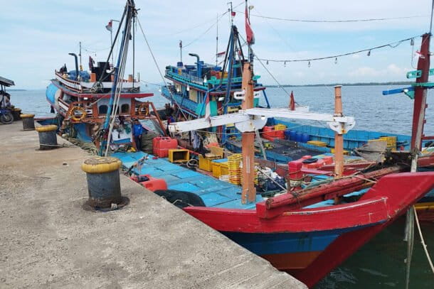 In Java Sea, vigilantism and poverty rise as purse seine fishing continues
