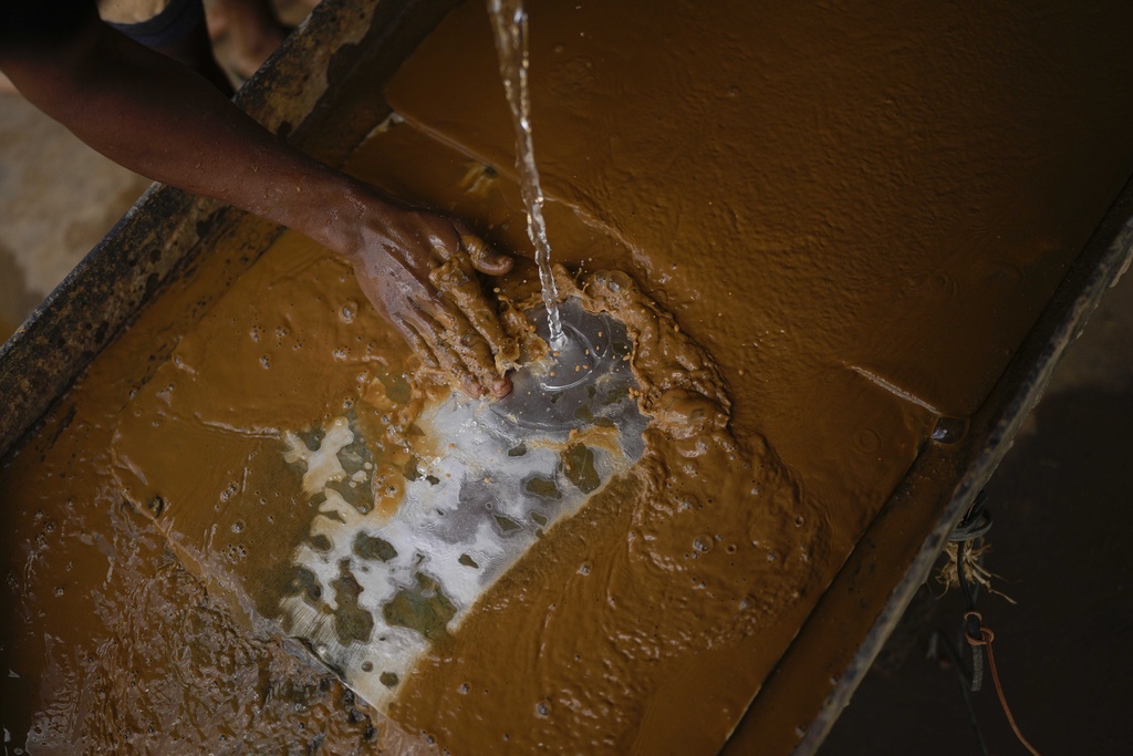 Amid Venezuela’s illegal gold heist are armed groups, gangs & elites ...