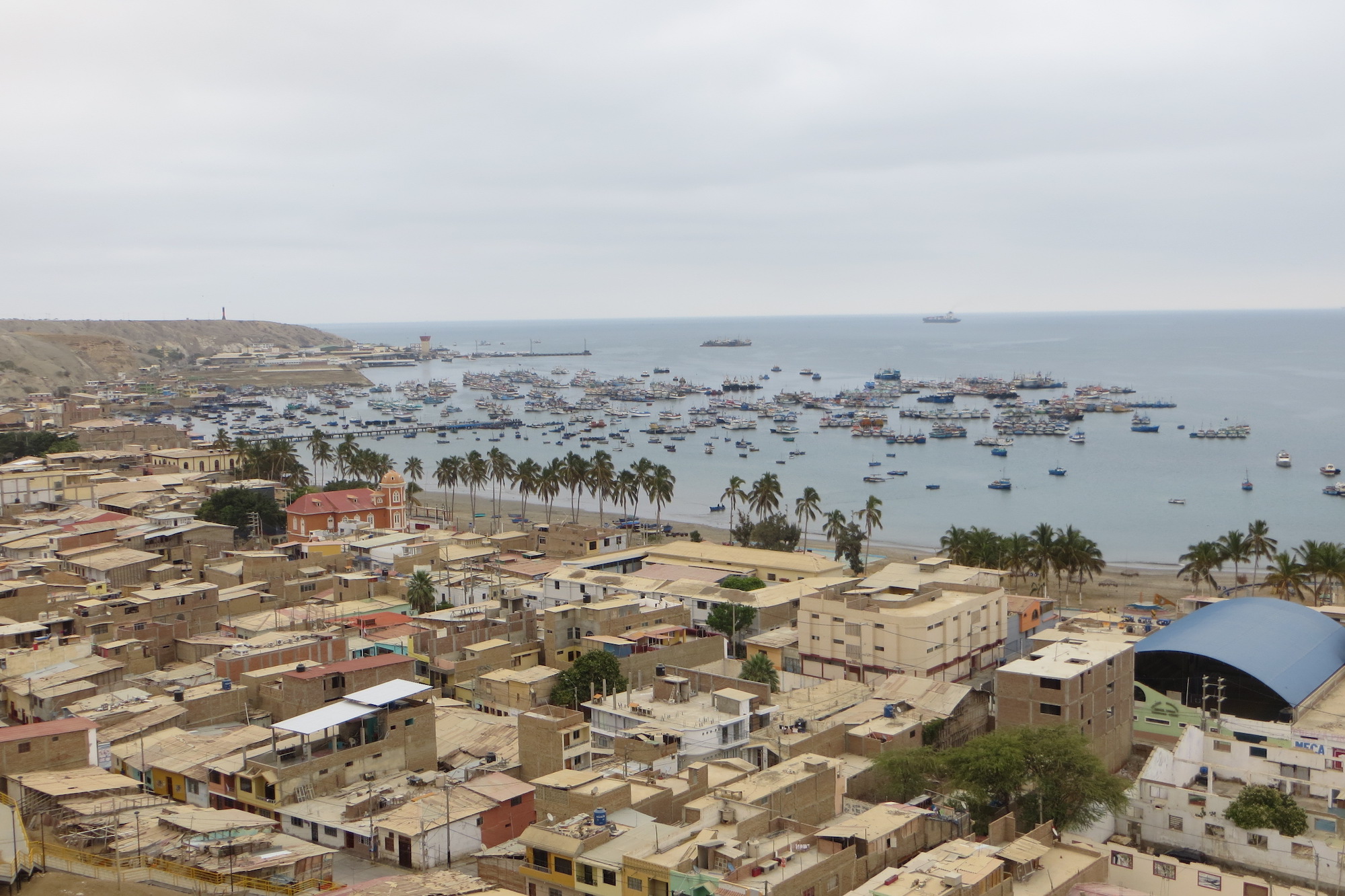 El mar de Piura languidece entre desagües y contaminación de industrias ...