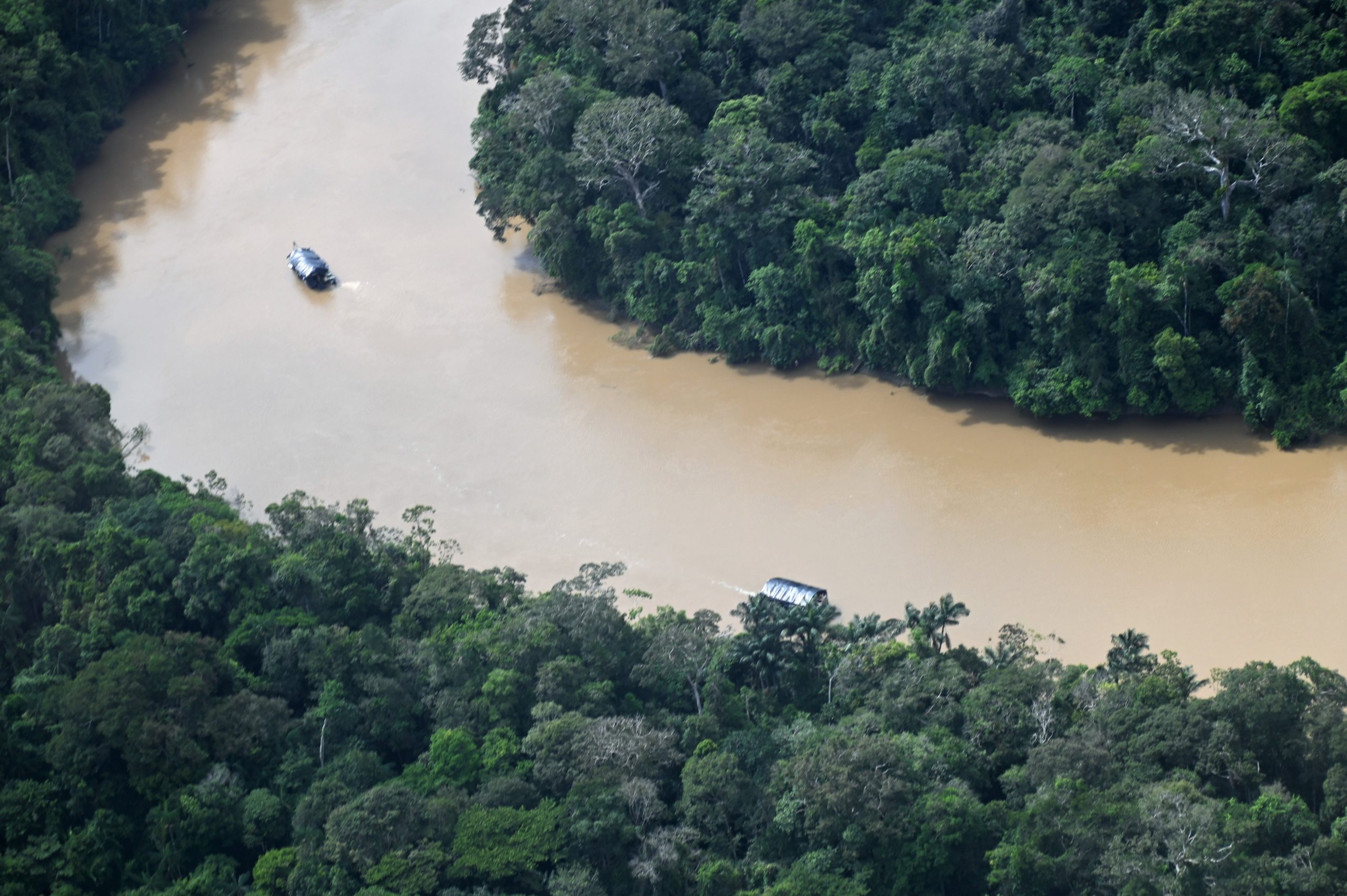 Cotuhé: un río invadido por la minería ilegal y los grupos armados en ...