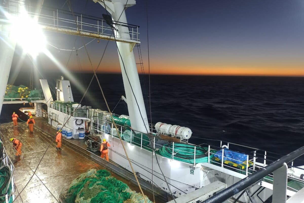 Las nubes reflejan la contaminación generada por los barcos