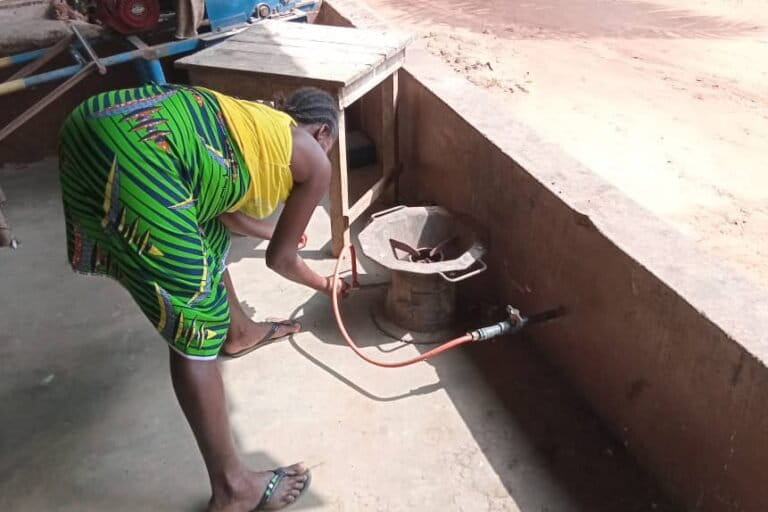 Des épluchures de manioc à la production de l'énergie de cuisson