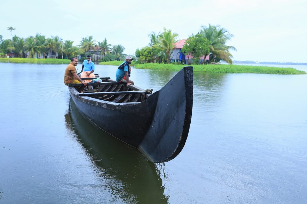 Why are residents of low-lying Kuttanad abandoning their homes?